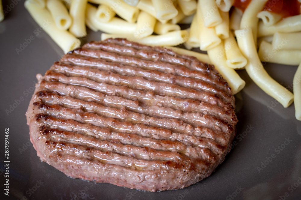 steak haché et pâtes à la sauce tomate Stock Photo | Adobe Stock
