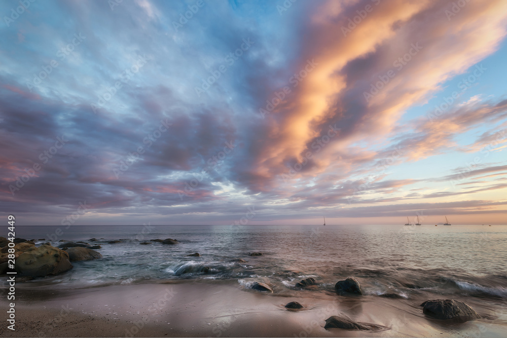 Il mare in inverno con spiaggia e nubi Stock Photo | Adobe Stock