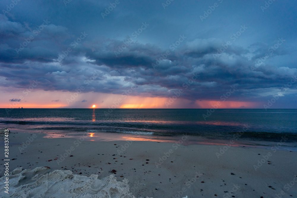 Morze Rowy zachód słońca z chmurami burza Stock-Foto | Adobe Stock