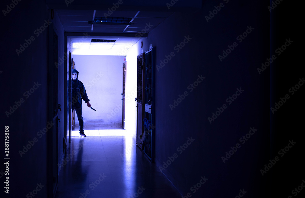 Foto Stock Murder wear the mask holding a knife and Standing in the old ...