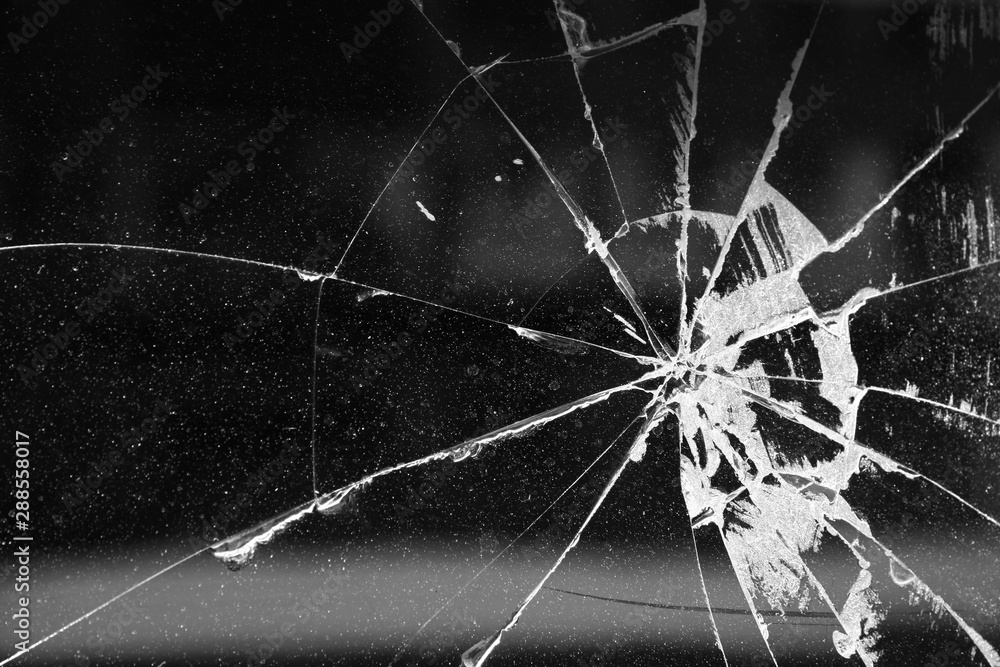 Kaputtes Fenster, Glas eingeschlagen. Diebstahl und Vandalismus ...