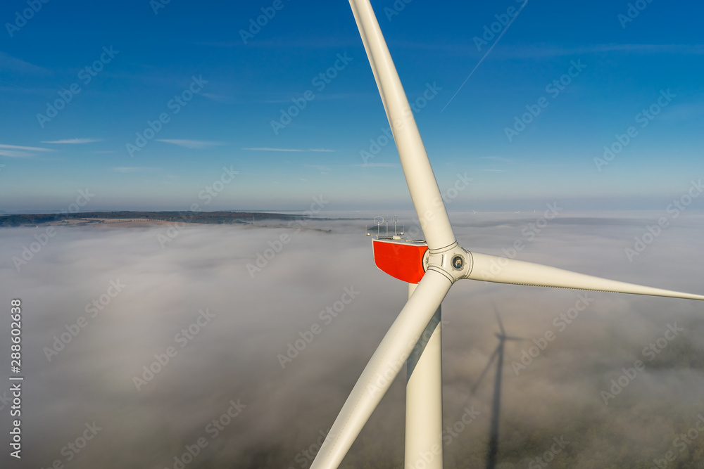Windenergieanlage im nebel im Wald Luftbild und Nahaufnahme Stock Photo ... Windenergieanlage im nebel im Wald Luftbild und Nahaufnahme Stock Photo ...
