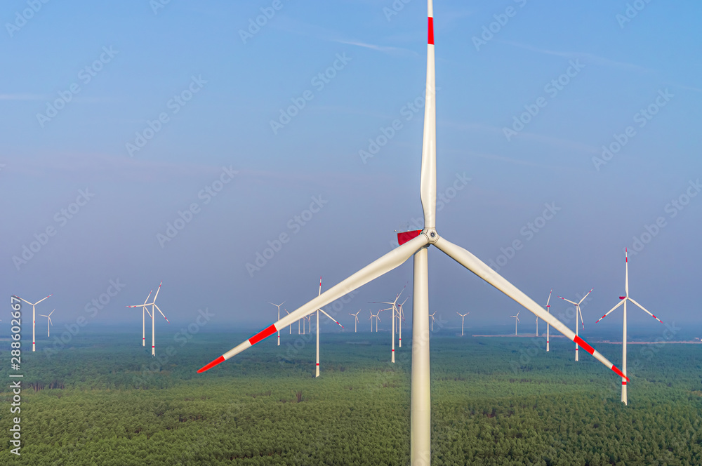 Windenergieanlage Panorama Windpark im Wald Luftbild und Nahaufnahme ... Windenergieanlage Panorama Windpark im Wald Luftbild und Nahaufnahme ...