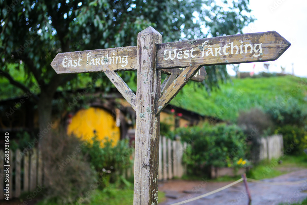 Sign and Hobbit Hole / House at Hobbiton Movie Set for Lord of the ...