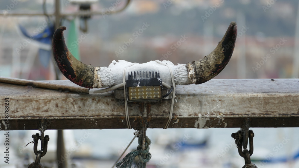 Corna di toro sul ponte sollevatore di un peschereccio Stock Photo ...
