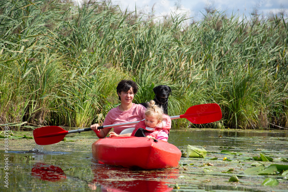 Foto de Drawa National Park - Canoeing on the Drawa River - Family on a ...