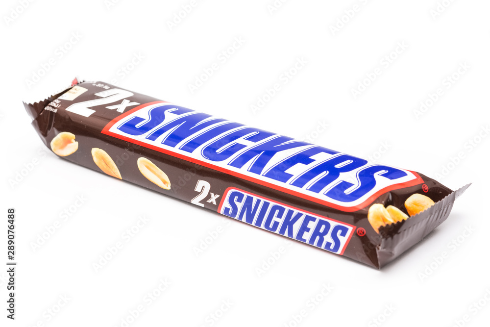 Foto de BUCHAREST, ROMANIA - DECEMBER 26, 2013: Snickers Chocolate Bar ...