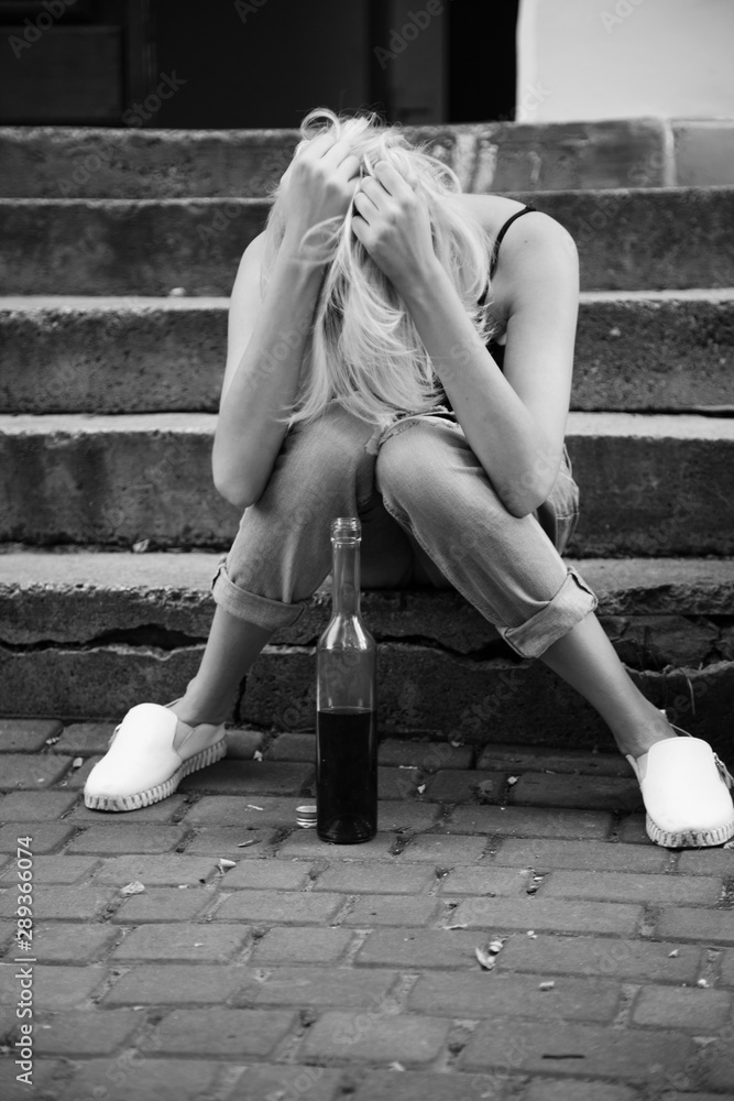 Foto de Alco addiction concept. Depressed and hopeless young woman ...