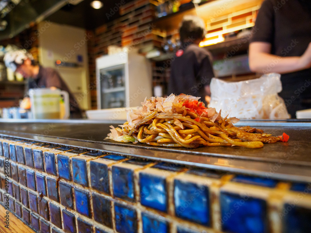 Foto de Closeup macro detail of a freshly cooked Yakisoba noodles with ...