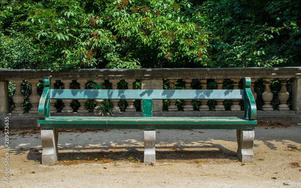 Bancos de jardim em um parque arborizado ótimo para descanso, ao redor ...