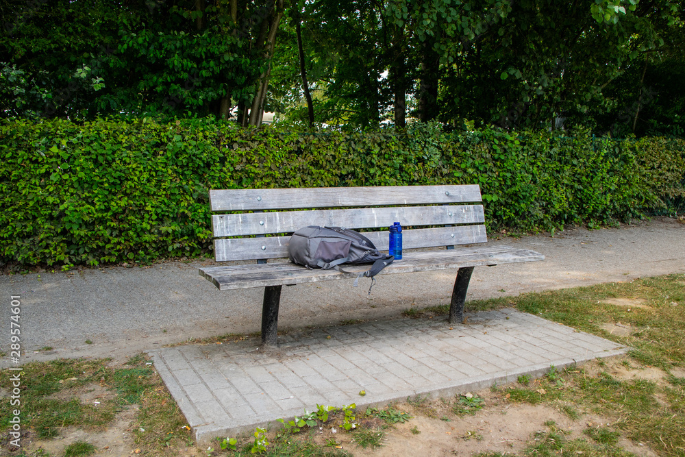 Bancos de jardim em um parque arborizado ótimo para descanso, ao redor ...