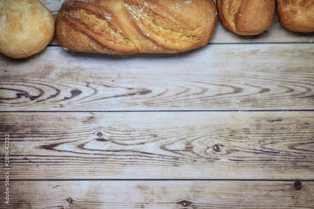 Fondo con variedad de pan sobre tabla de madera Stock Photo | Adobe Stock