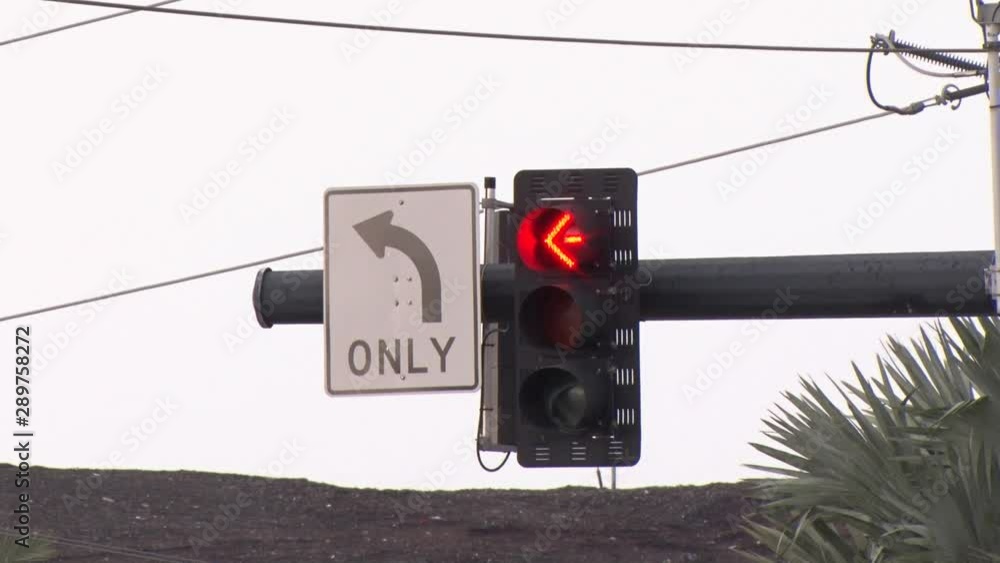 Vidéo Stock A left turn only signal light with sign turns red to green ...