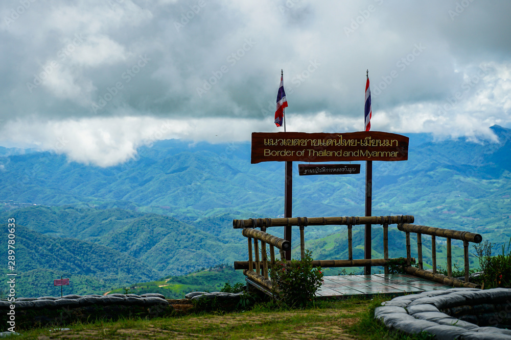 Foto de Misty mountains at Doi Chang Mub Military Base on the Thai ...