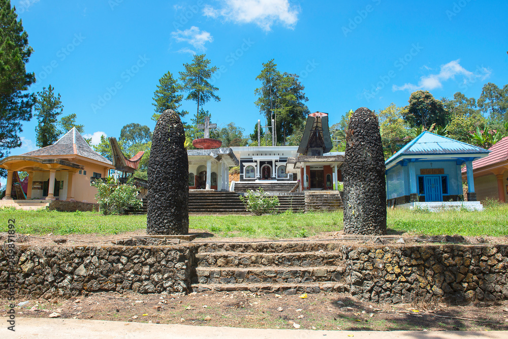 Foto de Traditional Alang rice barn and grave , Rantepao, Tana Toraja ...