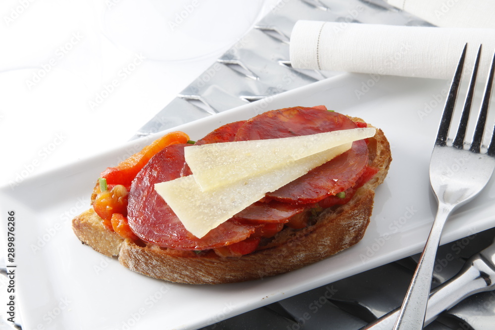 Pincho, tapa chorizo y queso. Skewers, chorizo and cheese cover. Stock ...