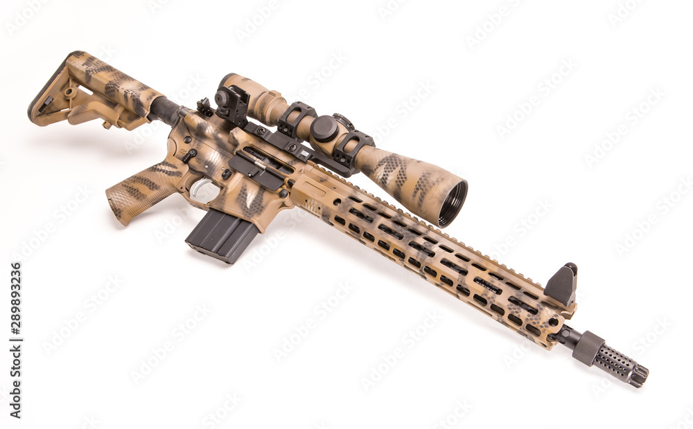 Foto de AR 15 style rifle with desert camouflage pattern and optic. do ...