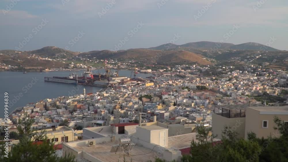 Vidéo Stock Slow moving right panoramic sweep over Syros town at sunset ...