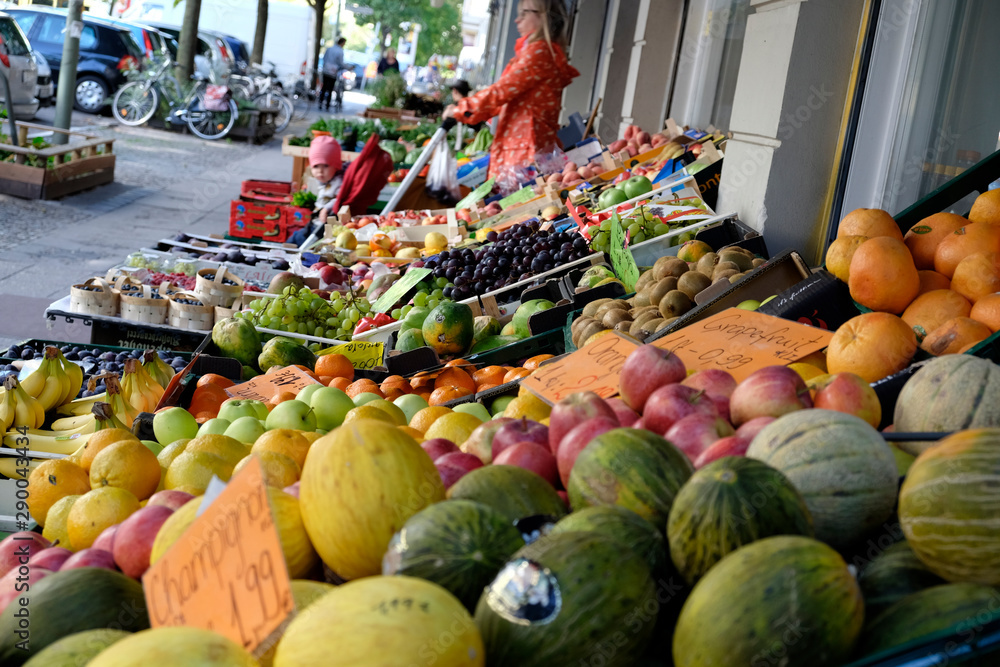 Verschiedenes Obst und Gemüse in den Auslagen eines Obst- und ...