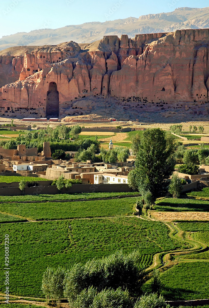 Foto de Bamyan (Bamiyan) in Central Afghanistan. This is a view over ...