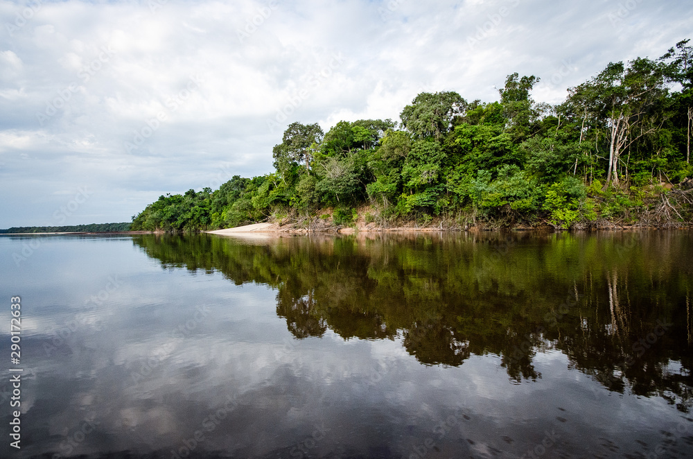 Rio Inirida en Guainia Colombia, reflejos en el agua, atardeceres en el ...