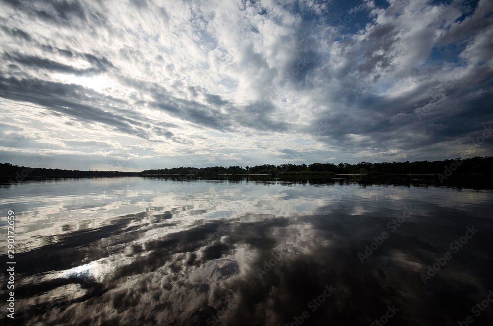 Foto de Rio Inirida en Guainia Colombia, reflejos en el agua ...
