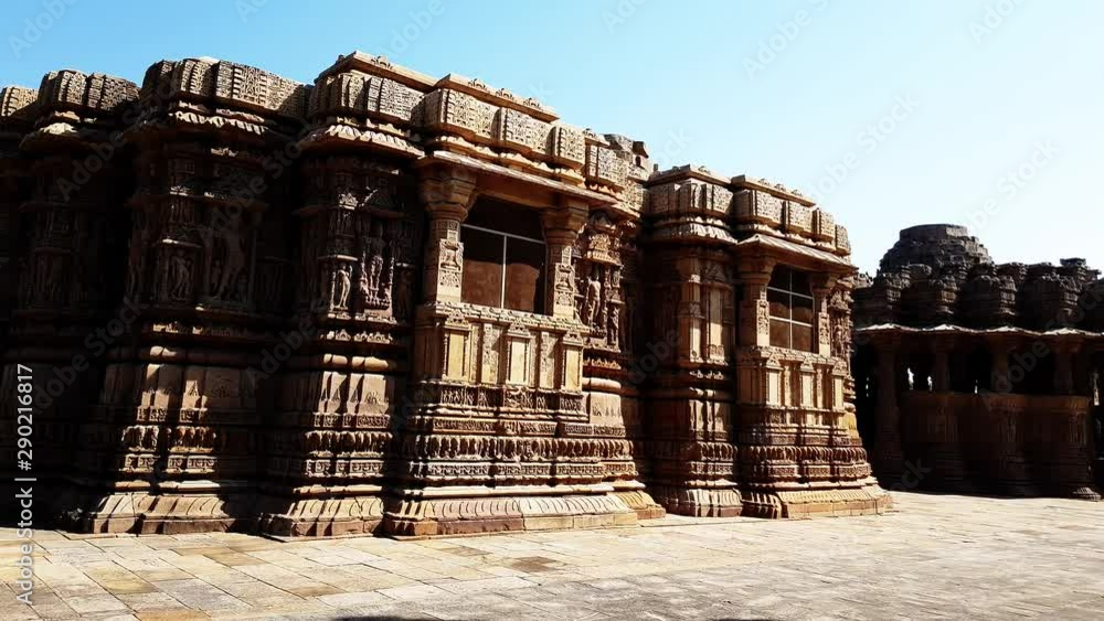 Vidéo Stock intricately carved exterior and pillars of the backside of ...