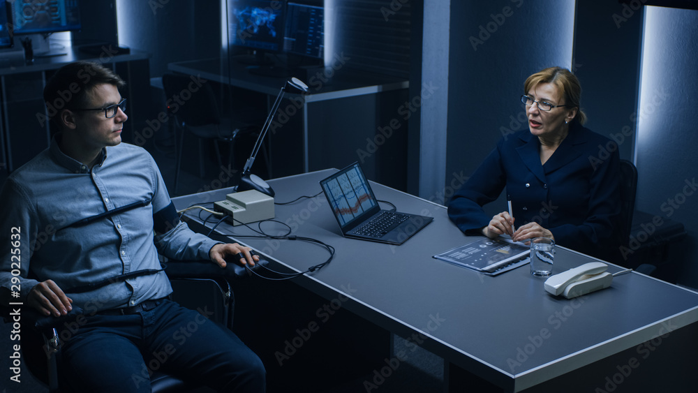Foto de Female Special Agent Conducts Lie Detector / Polygraph Test on ...