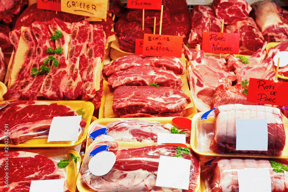 Different types of packed raw red meat displayed at the supermarket. 스톡 ...