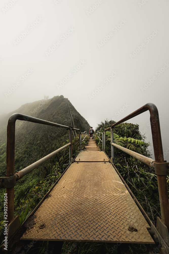 Dramatic views over Kaneohe hiking the Stairway to Heaven (Haiku Stairs ...