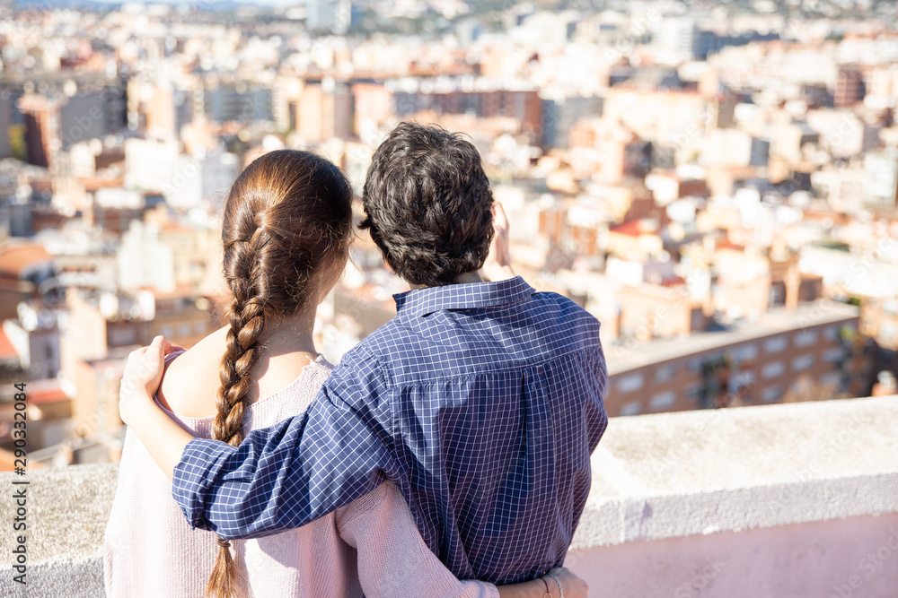 Pareja de novios abrazados haciendo fotografías del paisaje urbano ...