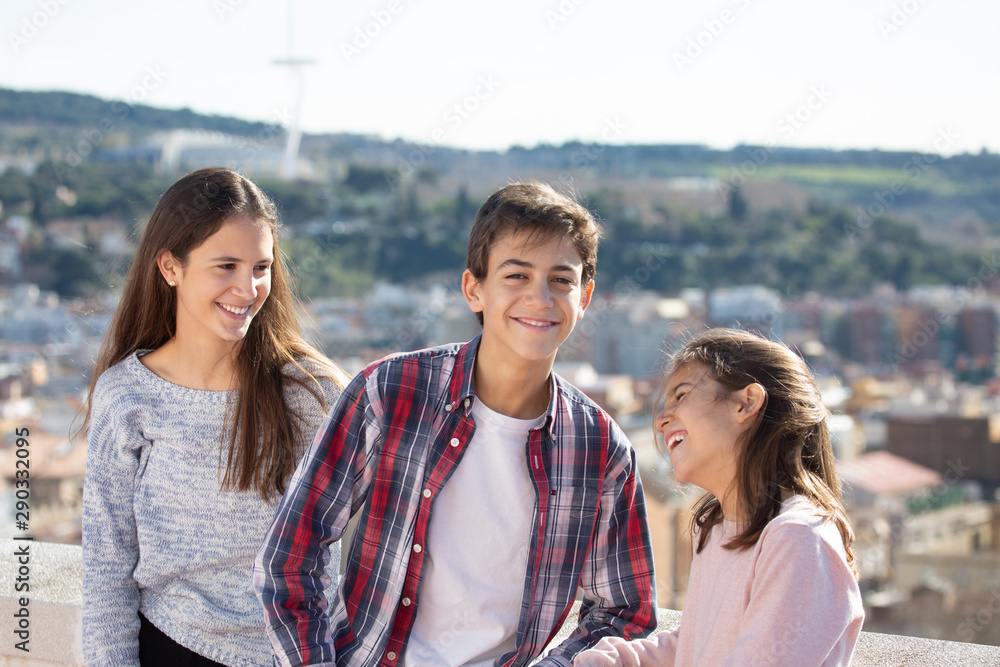 Tres hermanos disfrutando y jugando en la azotea Stock Photo | Adobe Stock