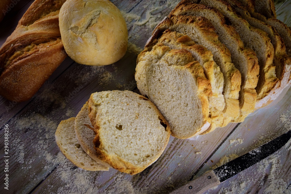 Variedades de pan y uno de ellos cortadado en rebanadas Stock Photo ...