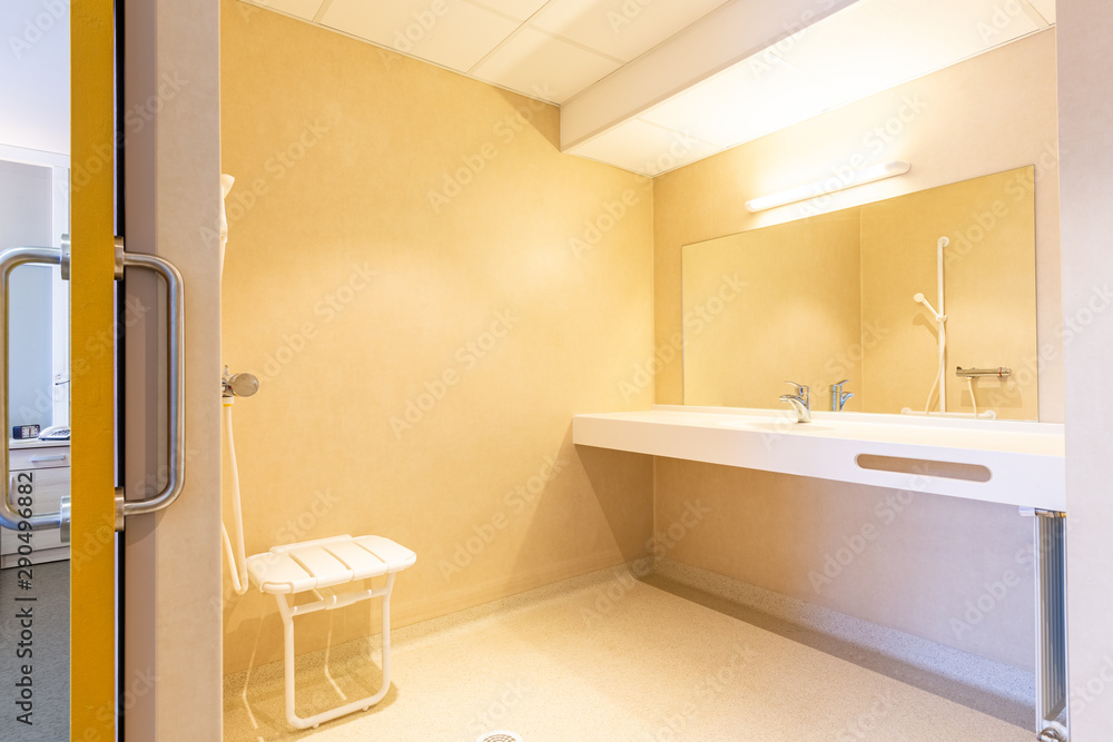 Salle de bain douche lavabo hopital clinique ehpad maison de retraite ...