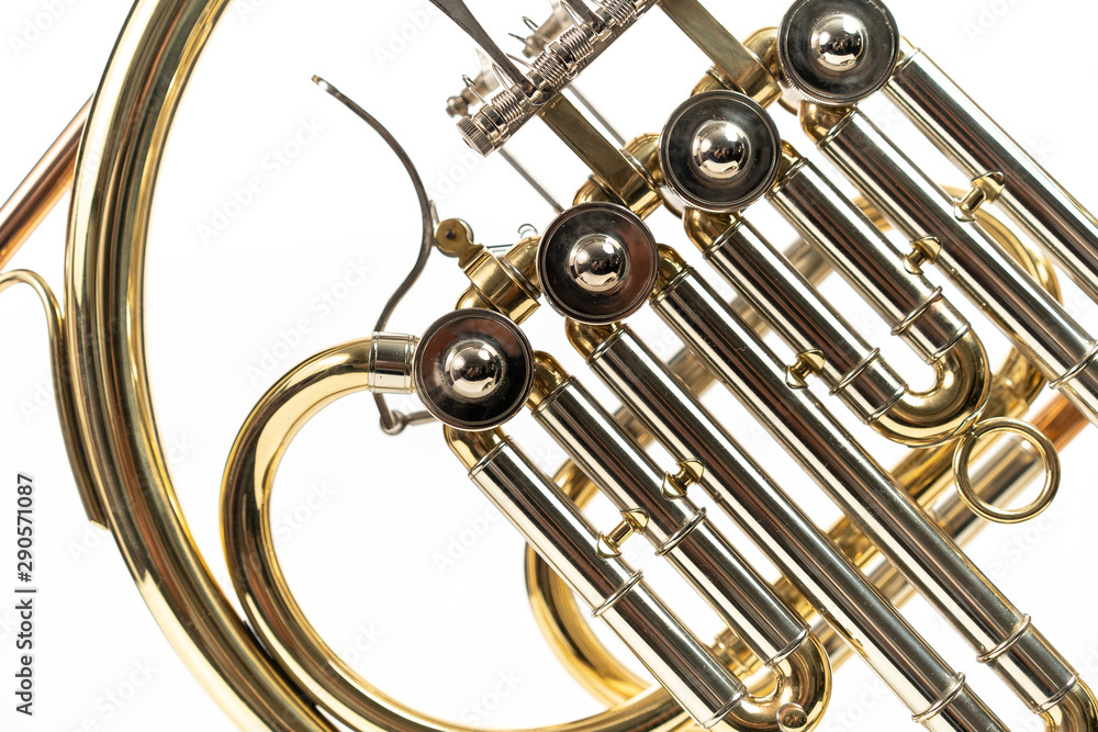 Corno, instrumento musical dorado sobre fondo blanco Stock Photo ...