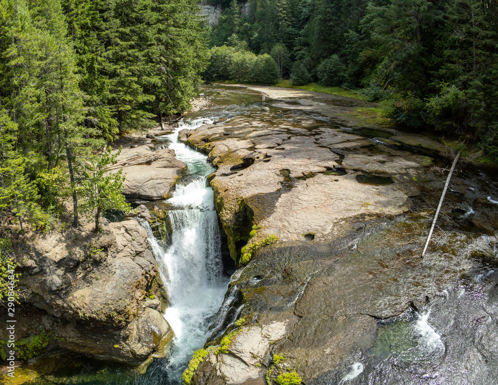 Foto de Stunning aerial photos of Lower Lewis River Falls on the ...