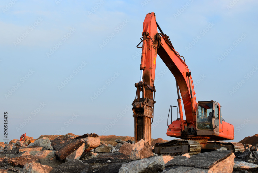Crawler excavator with hydraulic hammer for the destruction of concrete ...
