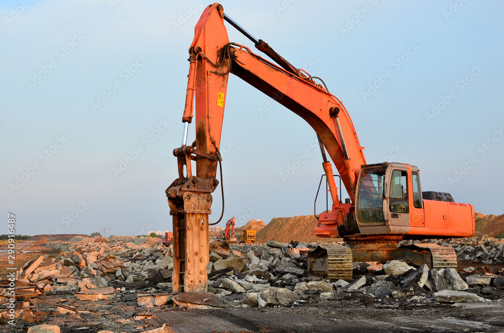 Crawler excavator with hydraulic hammer for the destruction of concrete ...