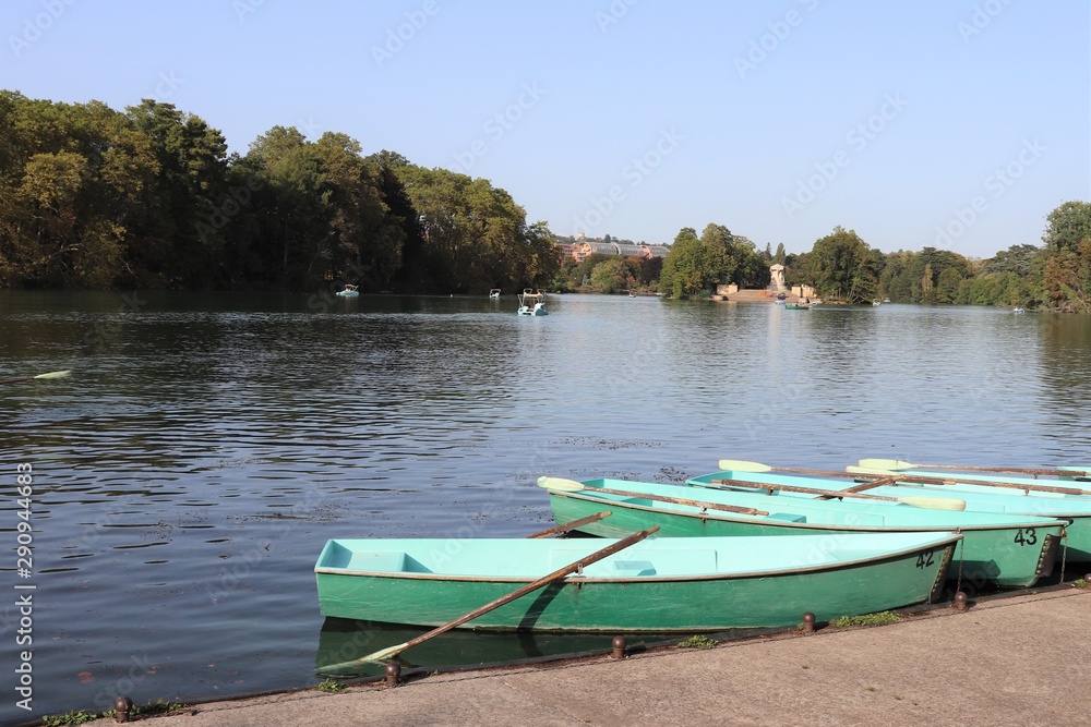 Barques amarrées au bord du lac du parc de la Tête d'Or à Lyon - France ...