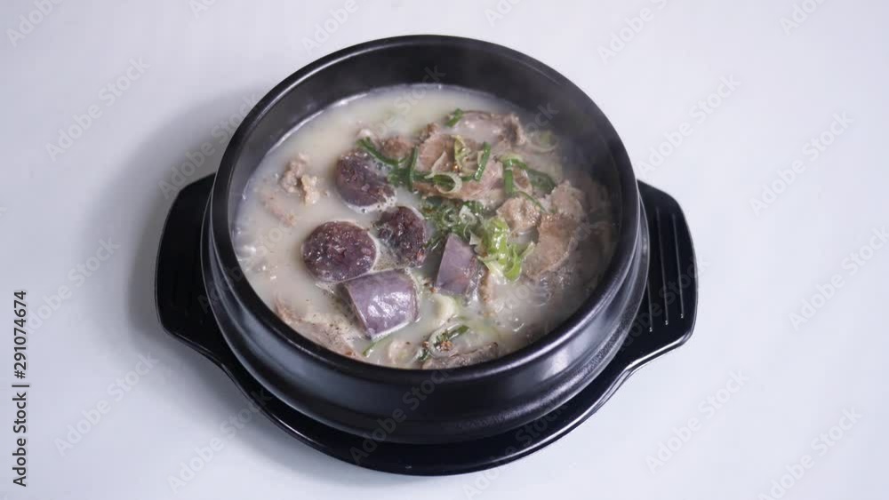 Vídeo do Stock: Korean food : Sundaeguk. This dish consists of sundae ...