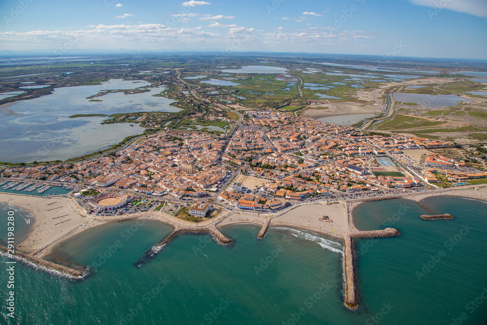 Delta du Rhône vue du ciel entre Aigues morte et saintes maries de la ...