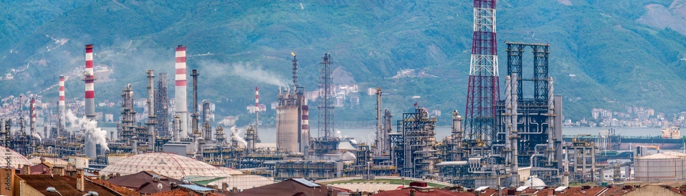 Foto de Tupras Izmit (Kocaeli) petroleum refinery. Tupras is Turkey's ...