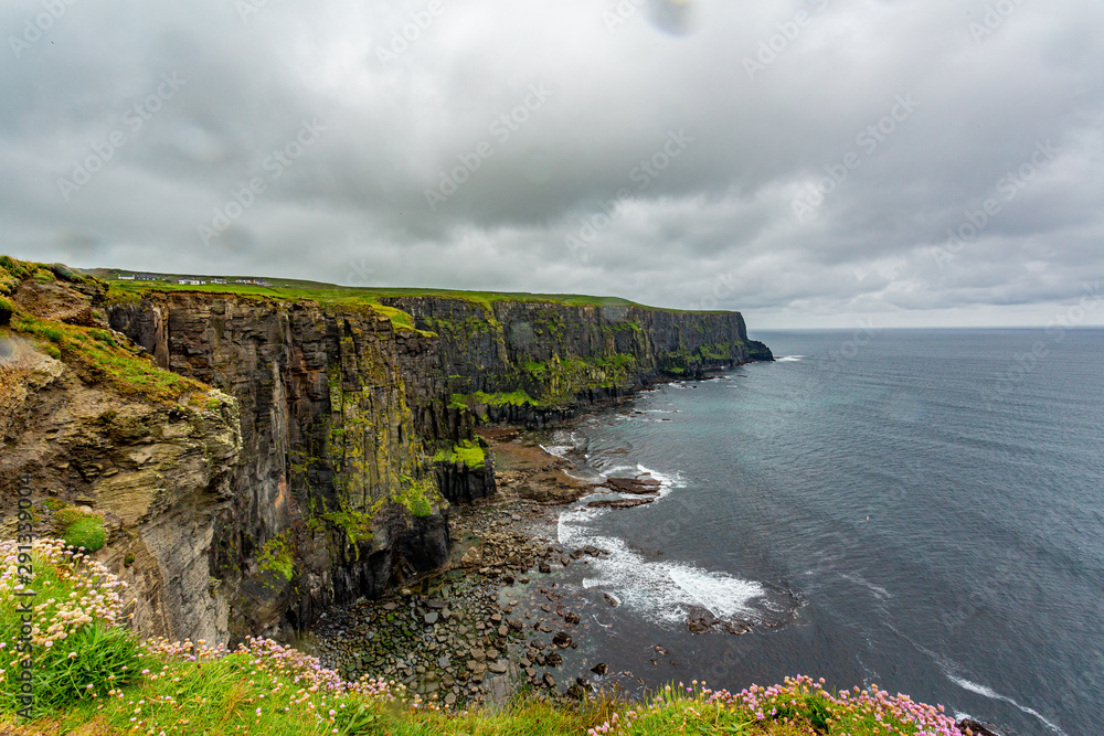 Beautiful Irish landscape of the rocky cliffs along the coastal walk ...