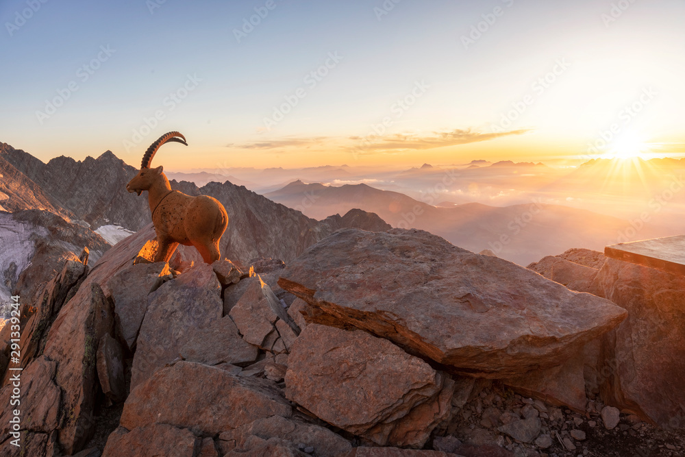 Coucher de soleil depuis le refuge de tête Rousse lors de l'ascension ...