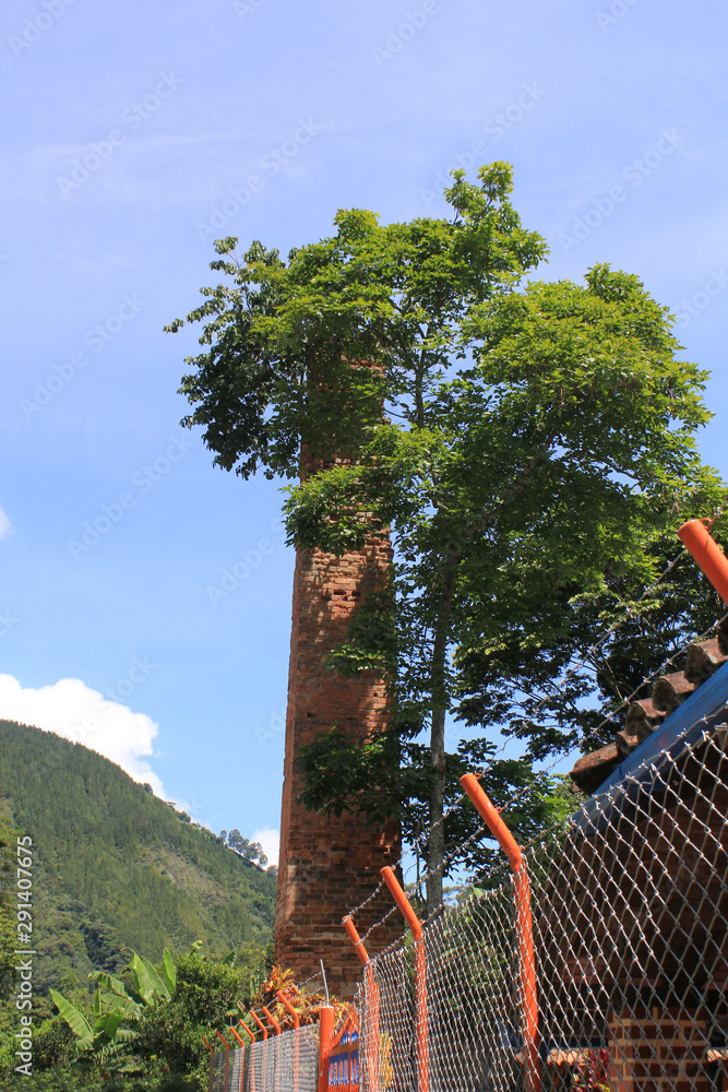 Chimenea de las antiguas salinas de Guaca. Heliconia, Antioquia ...