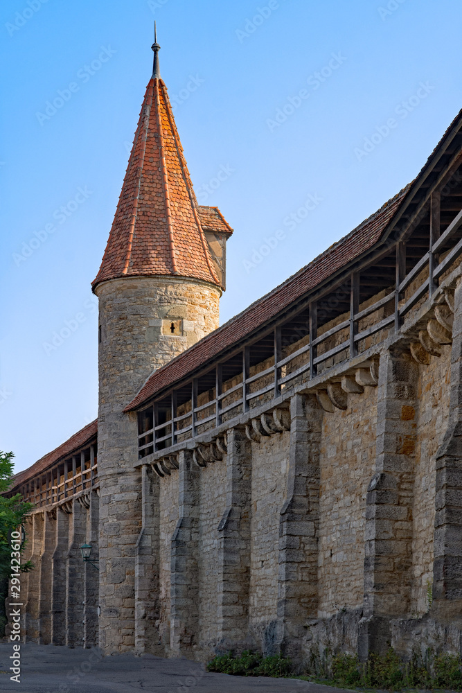 Alte Stadtmauer mit Wachturm in der Altstadt von Rothenburg ob der ...