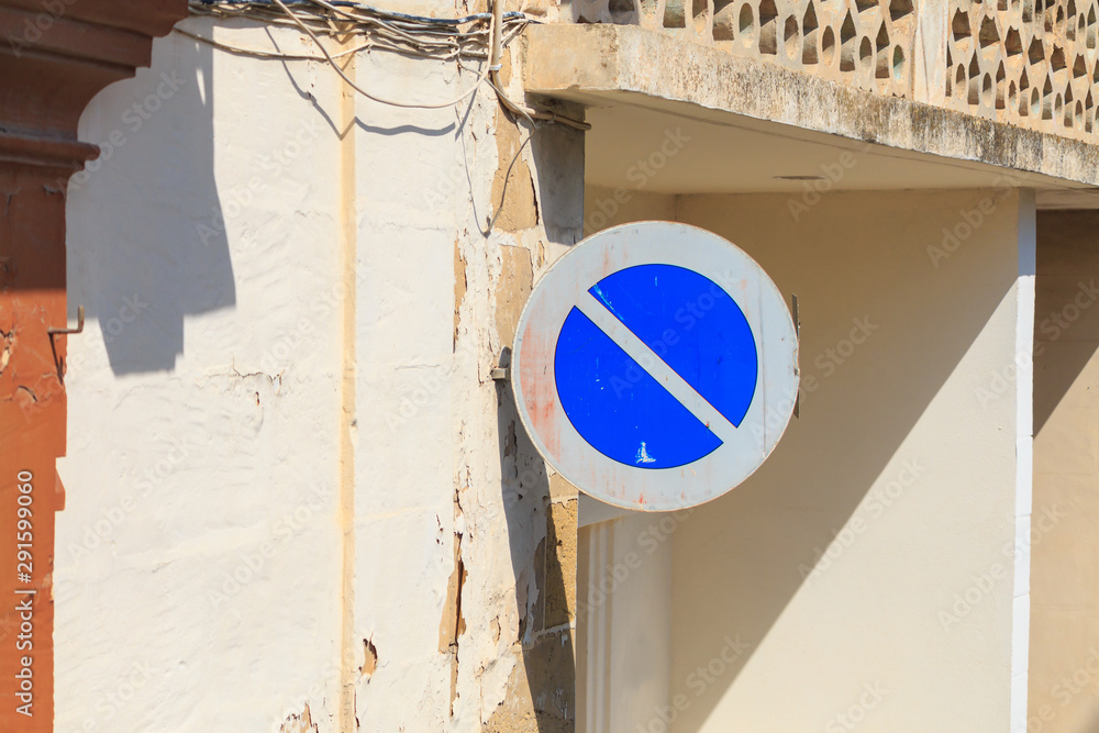 Bleached road sign. Sun damage uv light on road sign paint Stock Photo ...