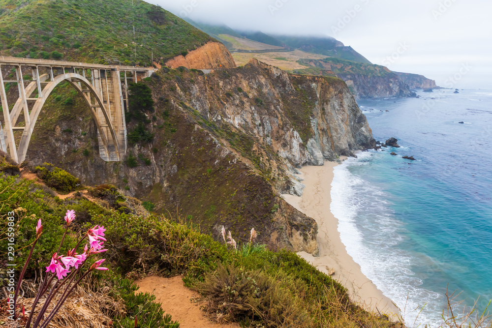 Foto de Historic Bixby bridge, an open-spandrel arch bridge in Monterey ...