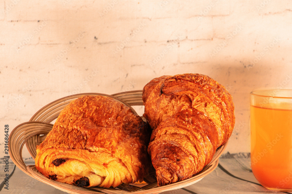 Croissant et pain au chocolat dans un plat en osier - vannerie ...