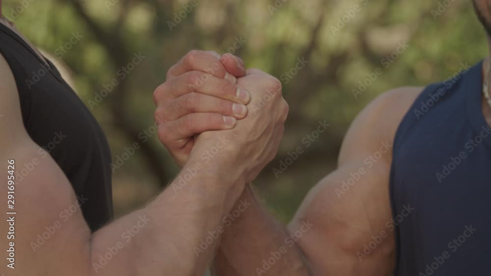 Vidéo Stock Close-up of muscular male hands making firm clasped ...